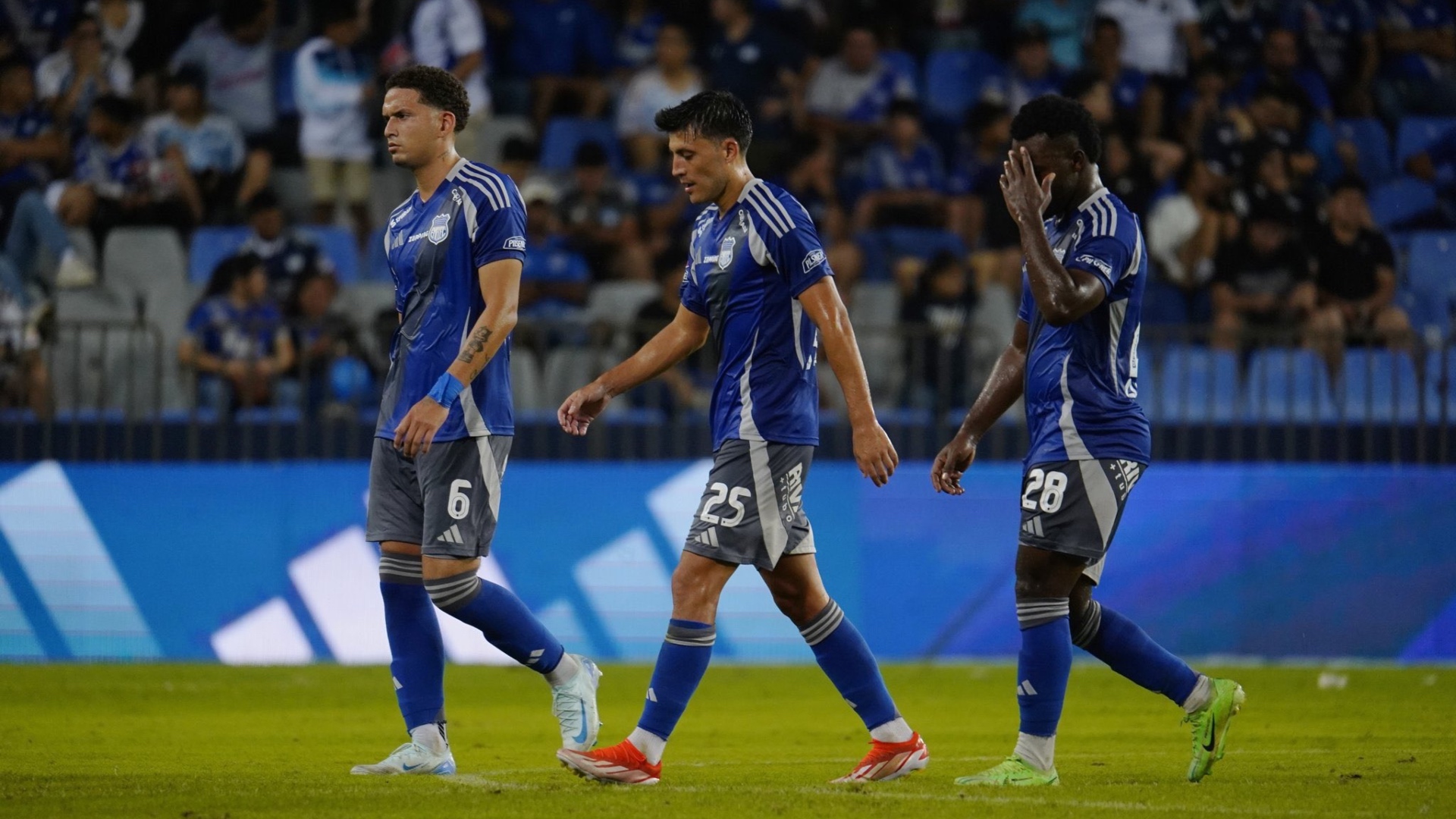 (VIDEO) Escándalo, jugador de Emelec casi se va a los golpes con hincha ...