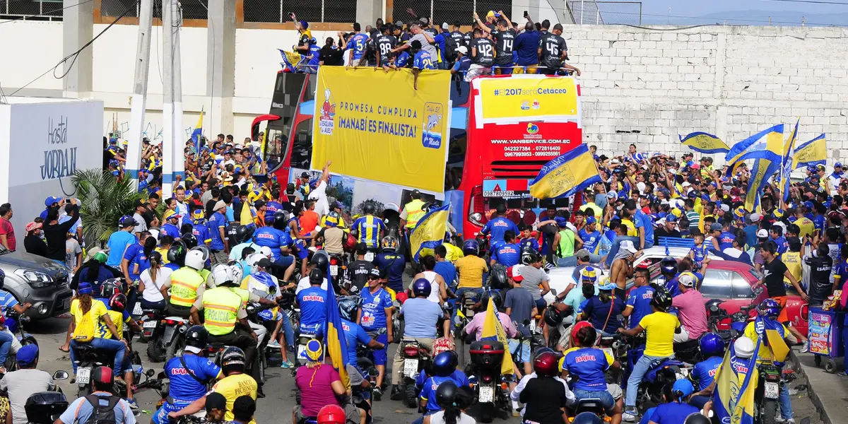 Ponen a disposición varios buses para los hinchas de Delfín